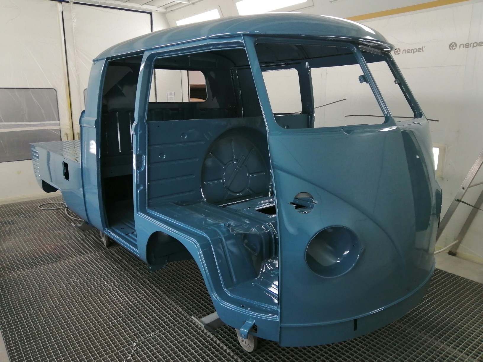 Le split double cabine est peint. Place au remontage... - Schmecko | Spécialiste VW aircooled